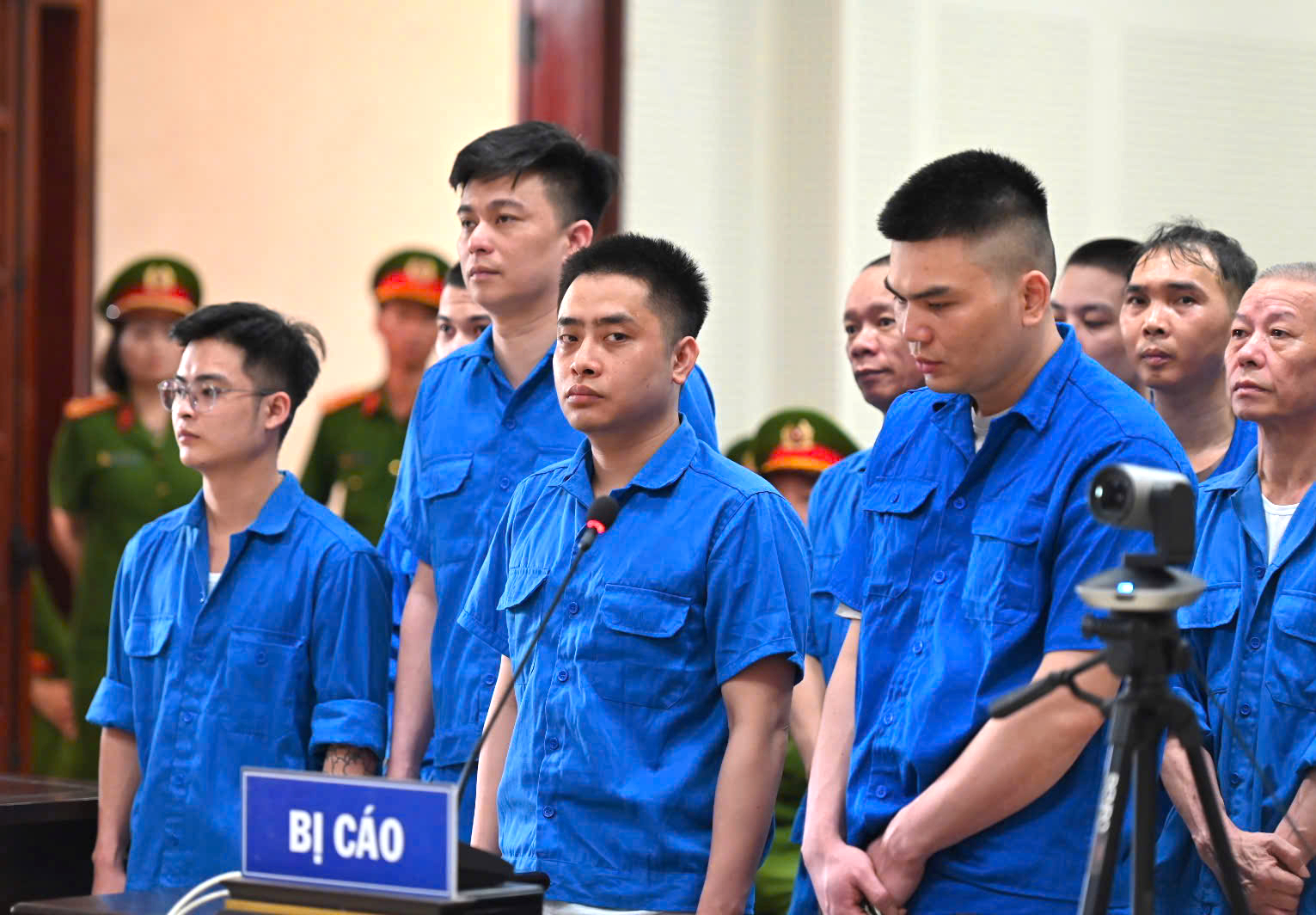 Xét xử Bùi Đình Khánh và 18 bị cáo trong vụ án ma túy khiến cán bộ công ...