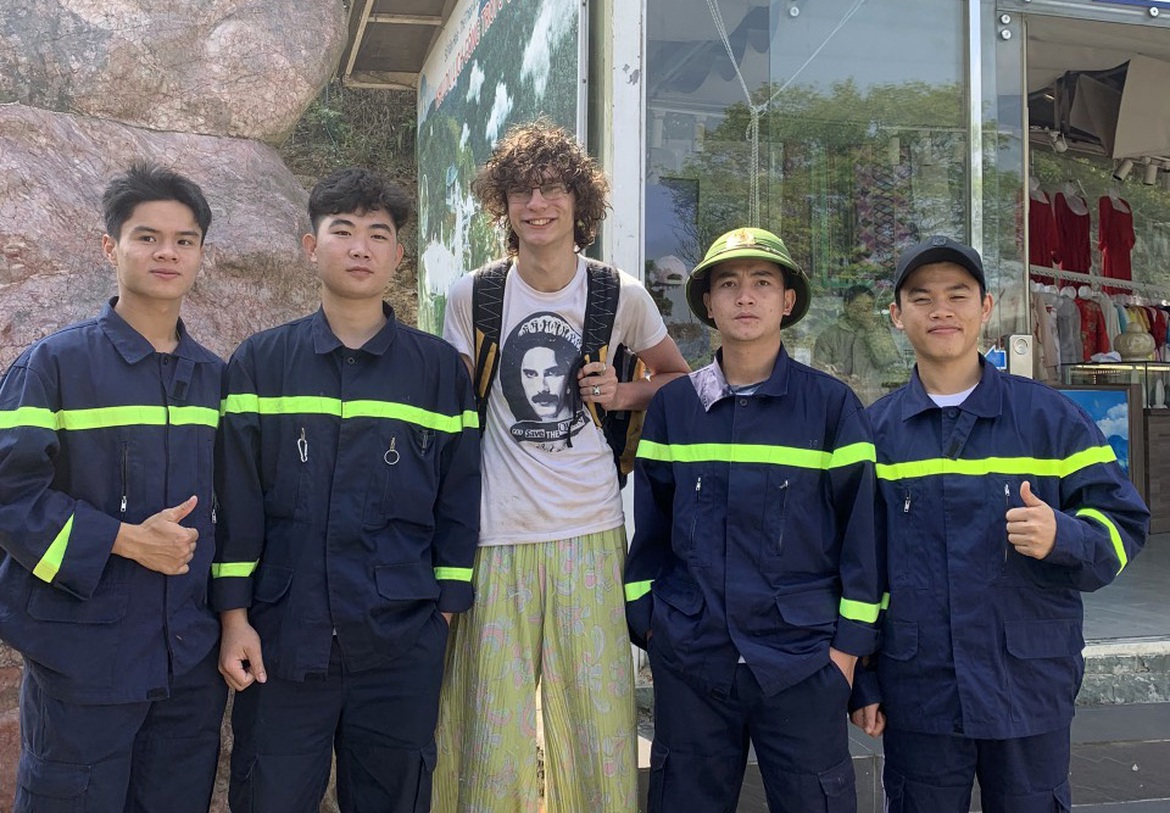 Xuyên đêm tìm du khách người Anh lạc giữa rừng Hoàng Liên