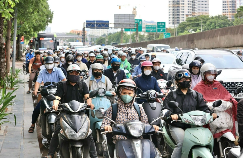 Hà Nội tăng tốc xử lý điểm nghẽn, ùn tắc vẫn chưa hạ nhiệt